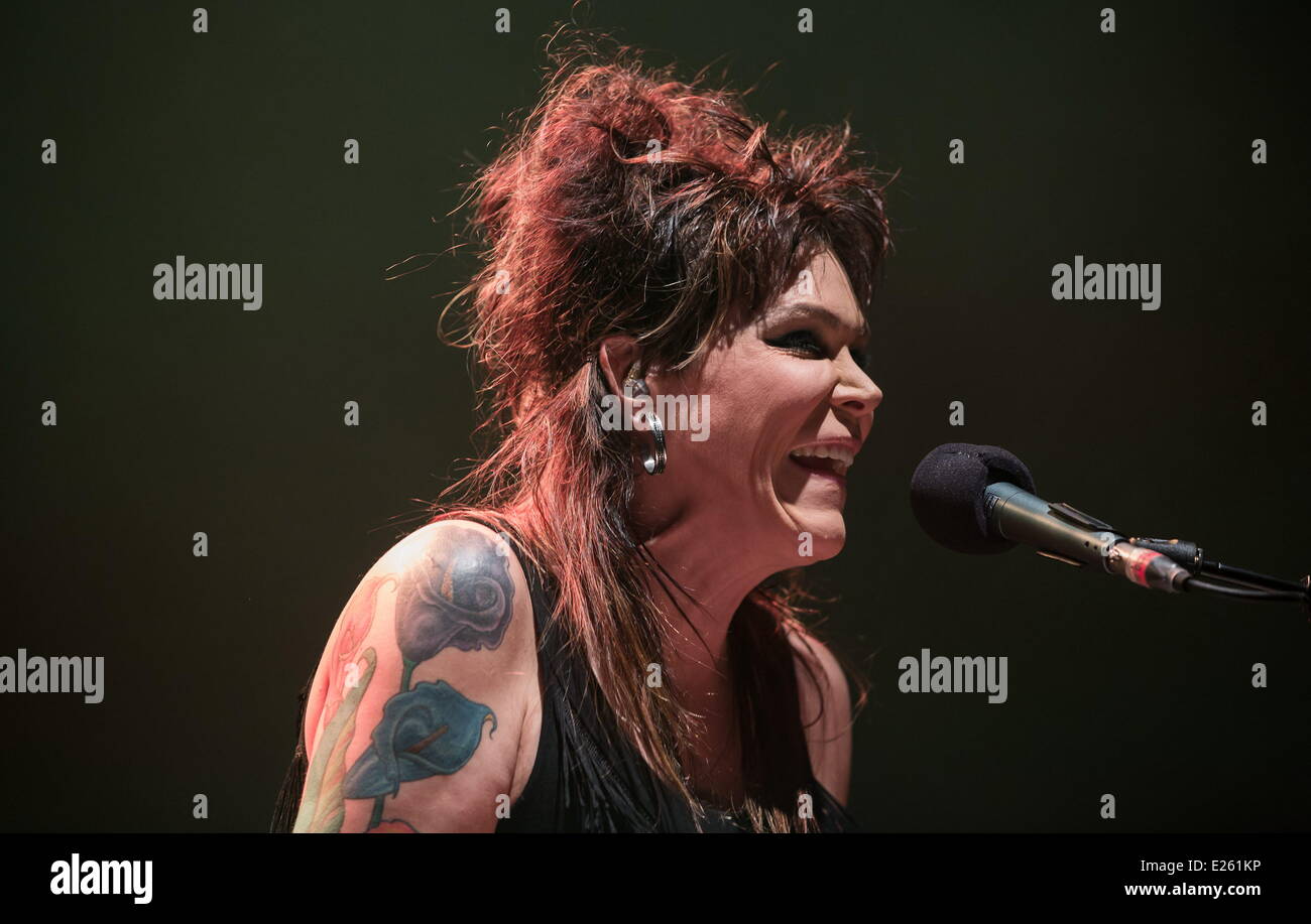 American singer songwriter beth hart performing hi-res stock ...