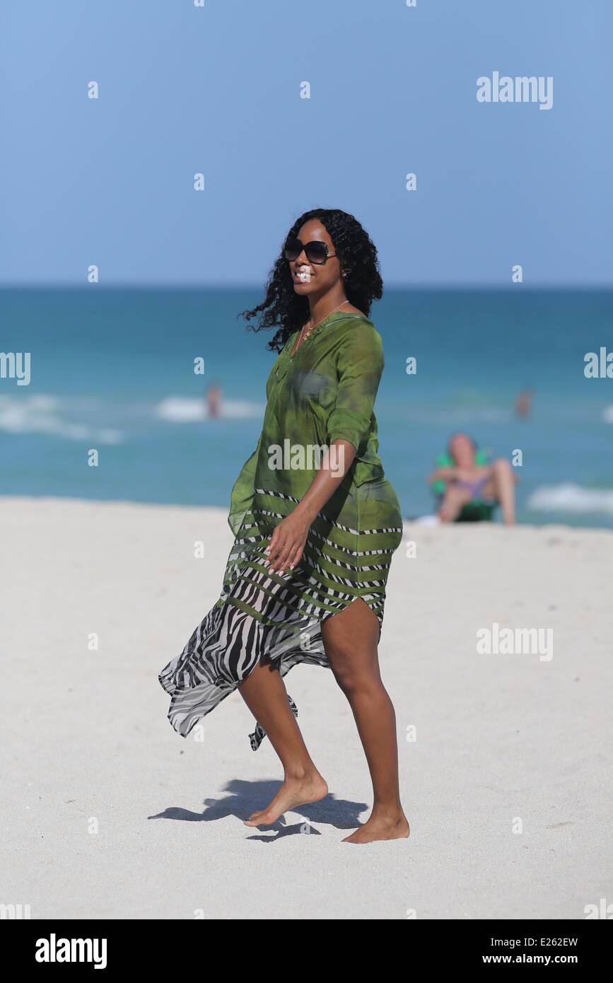 Kelly Rowland enjoying the sunshine and sea in Miami beach Featuring ...
