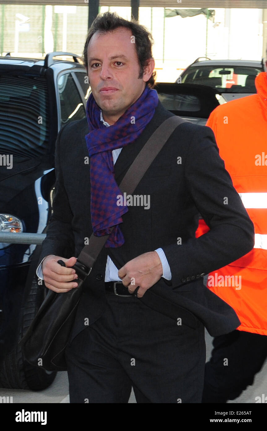 Barcelona FC players and their families arrive at Barcelona airport to ...