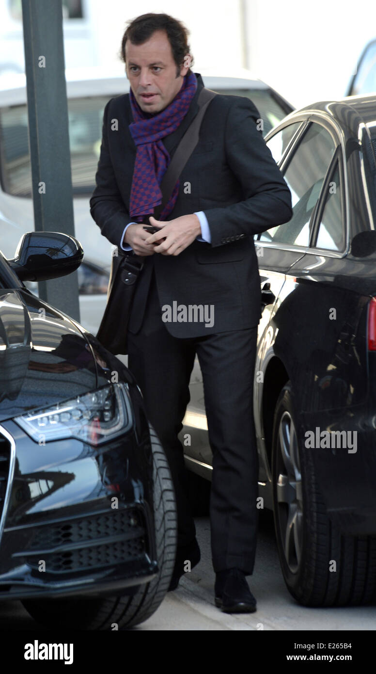 Barcelona FC players and their families arrive at Barcelona airport to ...