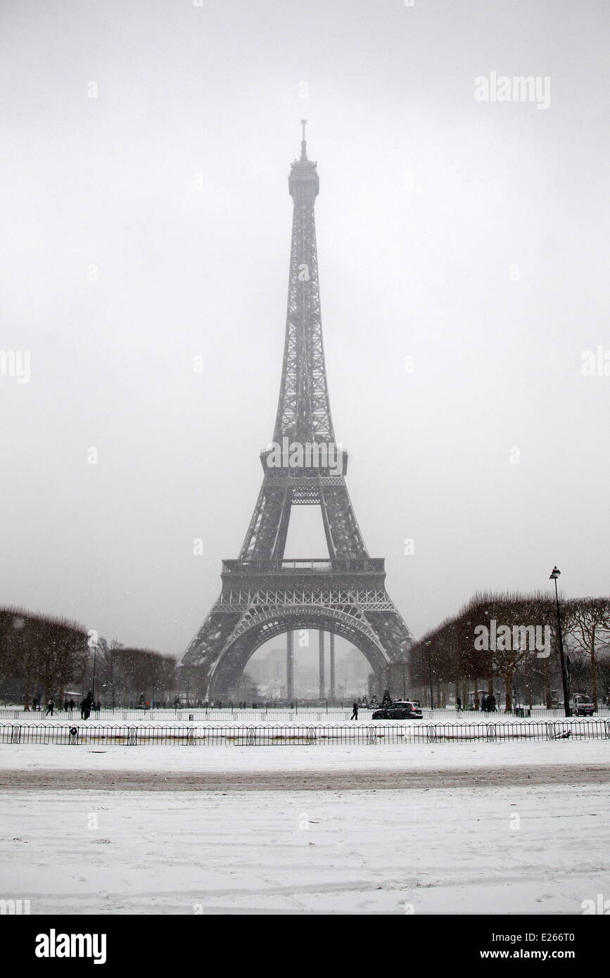 Heavy snow hit France, causing the country's weather agency Meteo ...