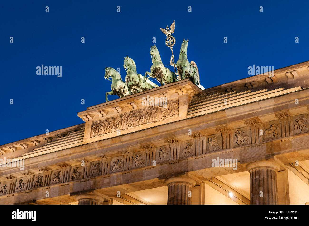 Brandenburger tor statue hi-res stock photography and images - Alamy