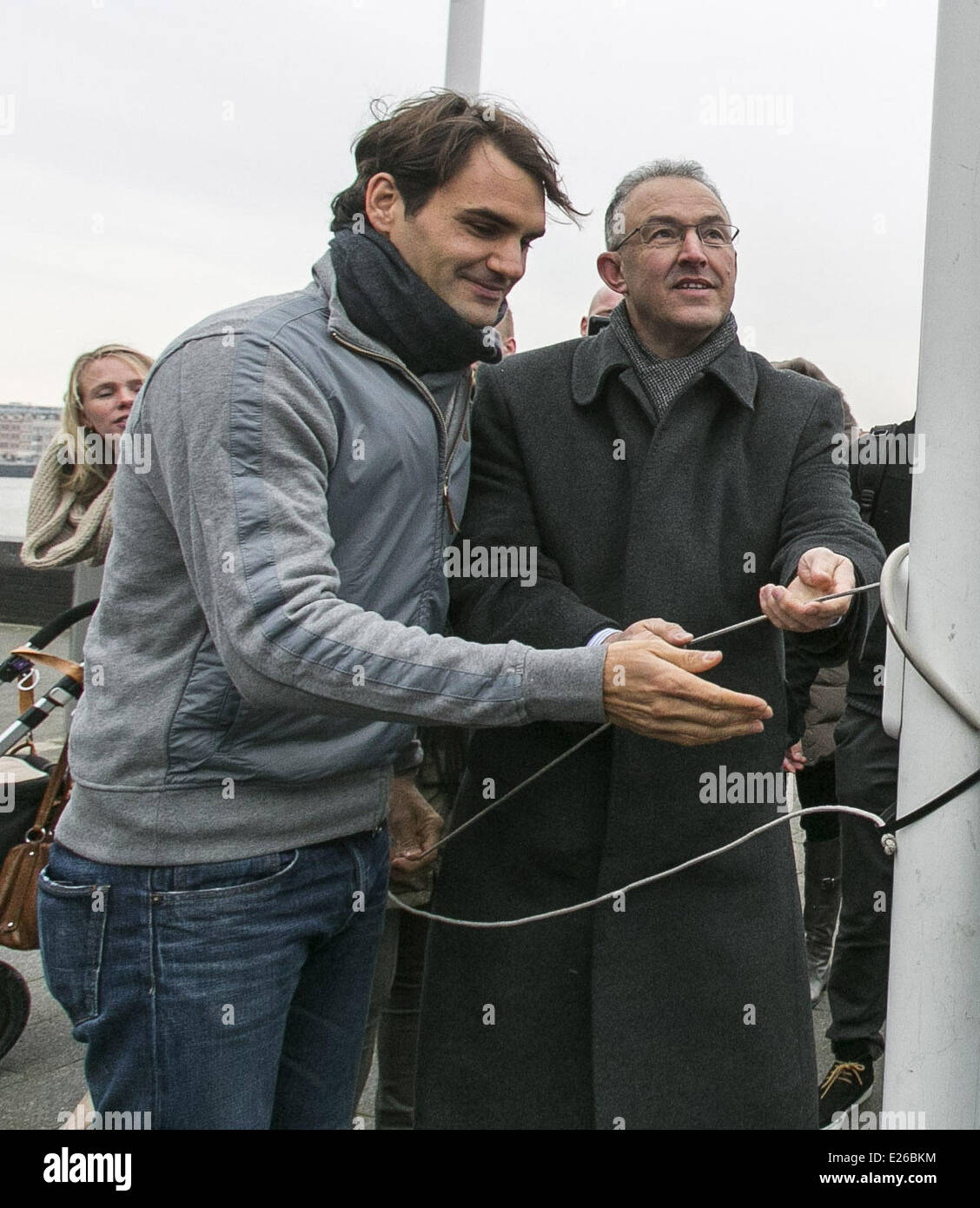 Roger Federer helps the mayor of Rotterdam, Ahmed Aboutaleb and ...