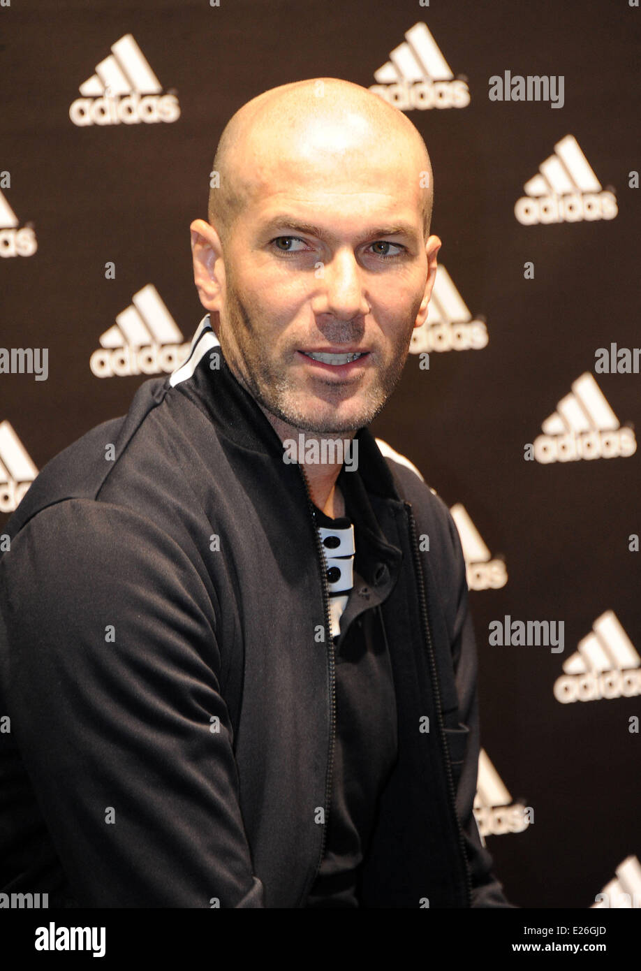 David Beckham and Zinedine Zidane meet and sign autographs for fans at ...