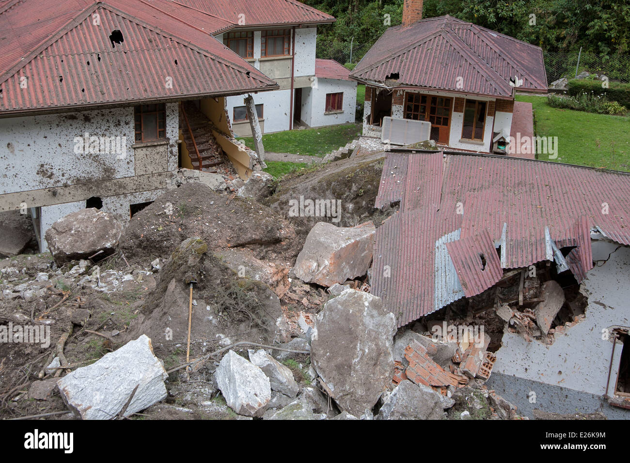 Landslide house hi-res stock photography and images - Alamy