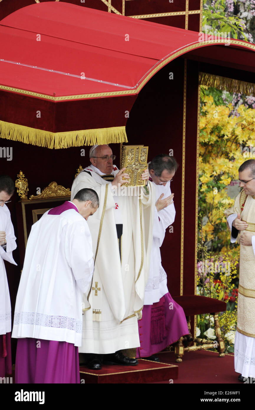 Pope Francis I delivers his Urbi et Orbi message from St Peter's Square ...