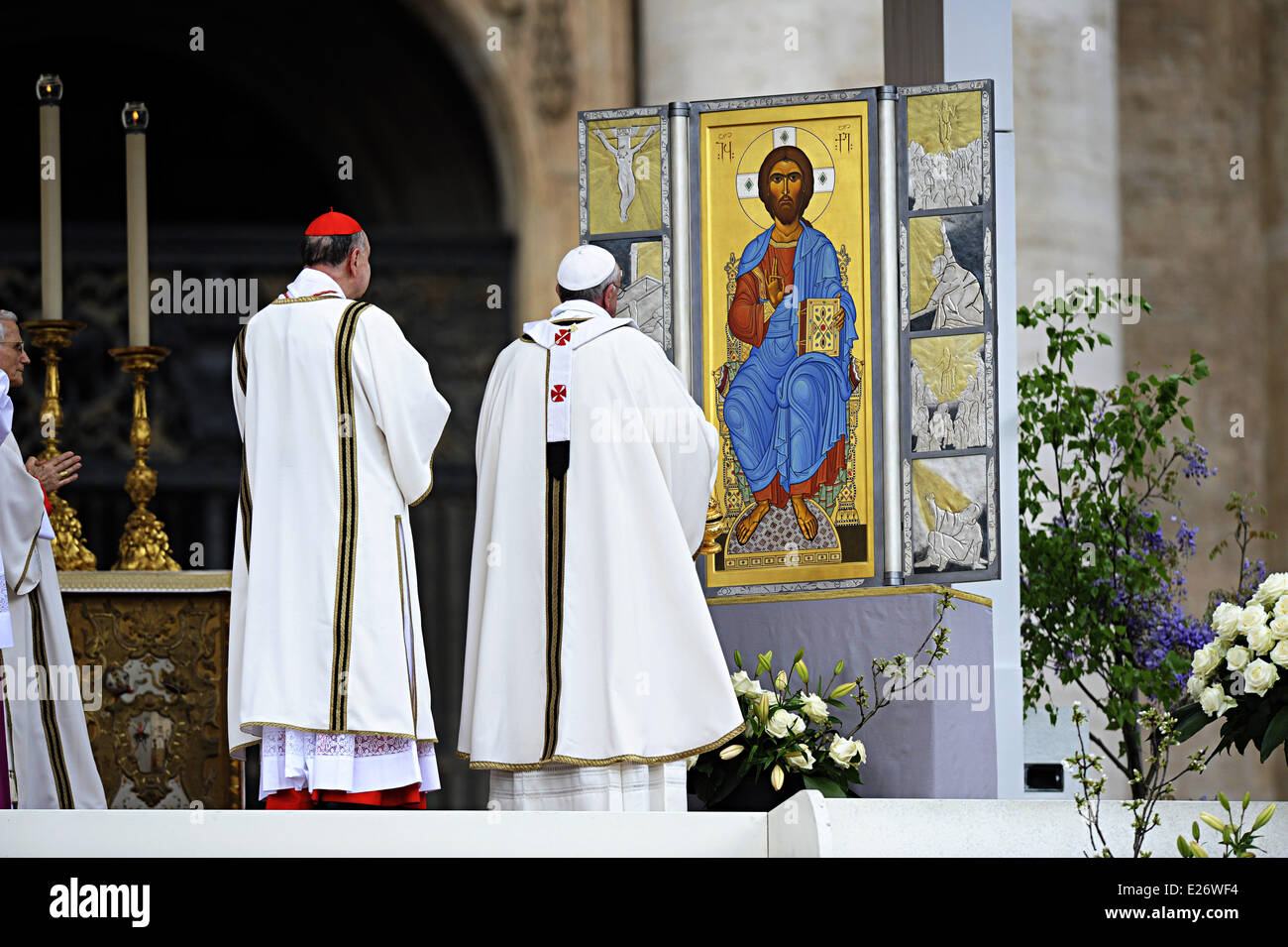 Pope Francis I delivers his Urbi et Orbi message from St Peter's Square ...