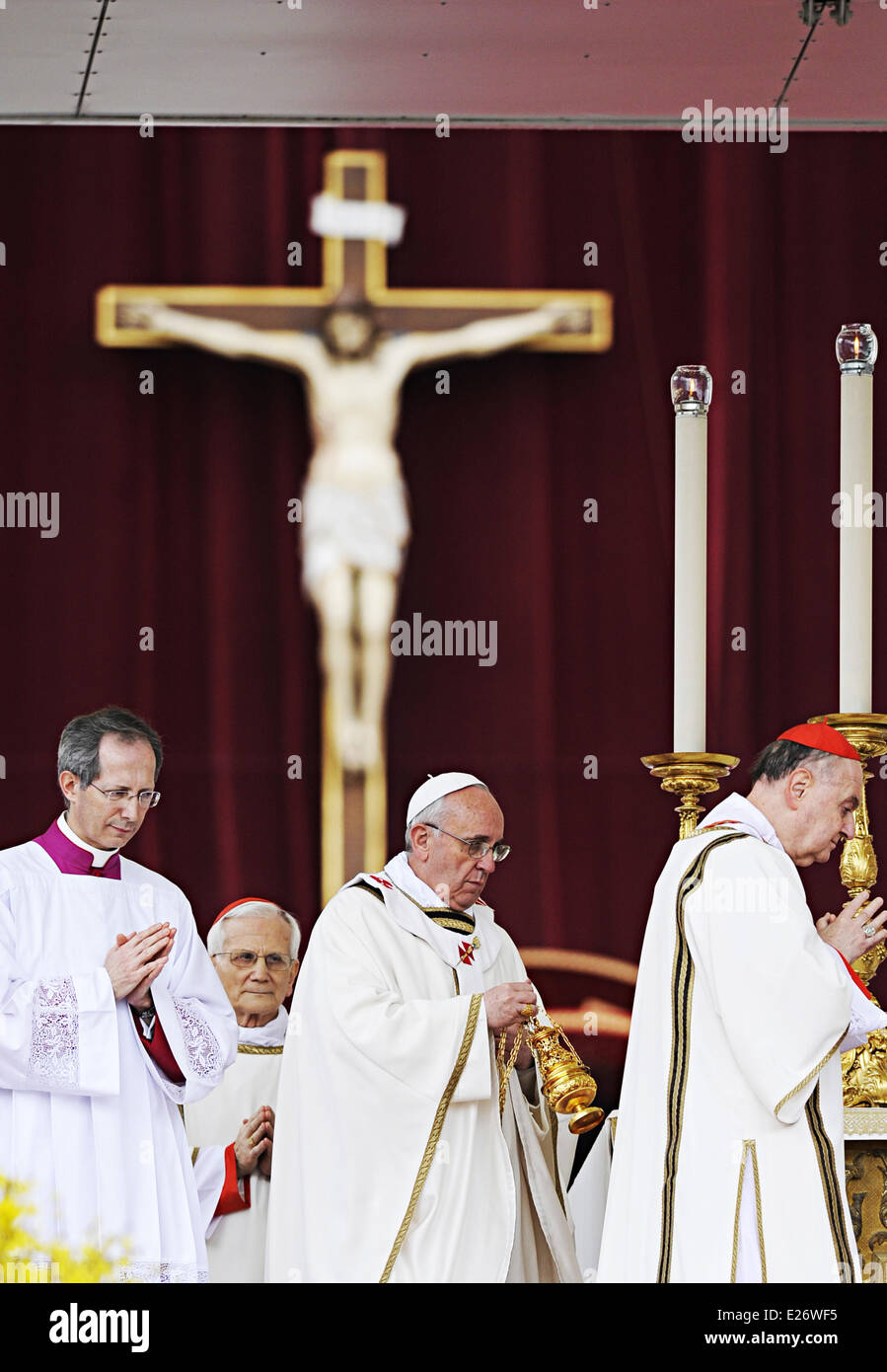 Pope Francis I delivers his Urbi et Orbi message from St Peter's Square ...