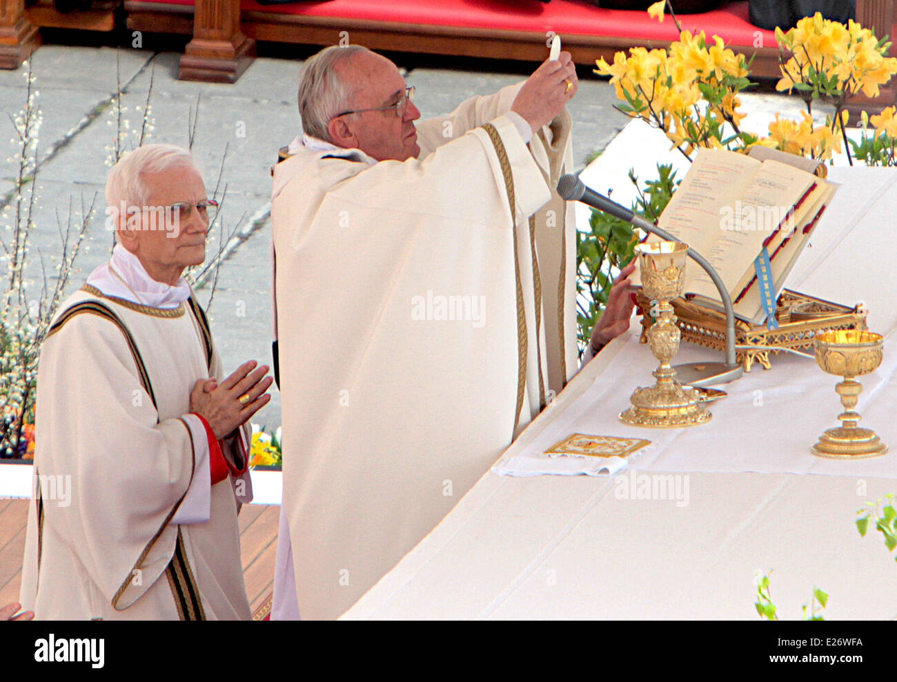 Pope Francis I delivers his Urbi et Orbi message from St Peter's Square ...