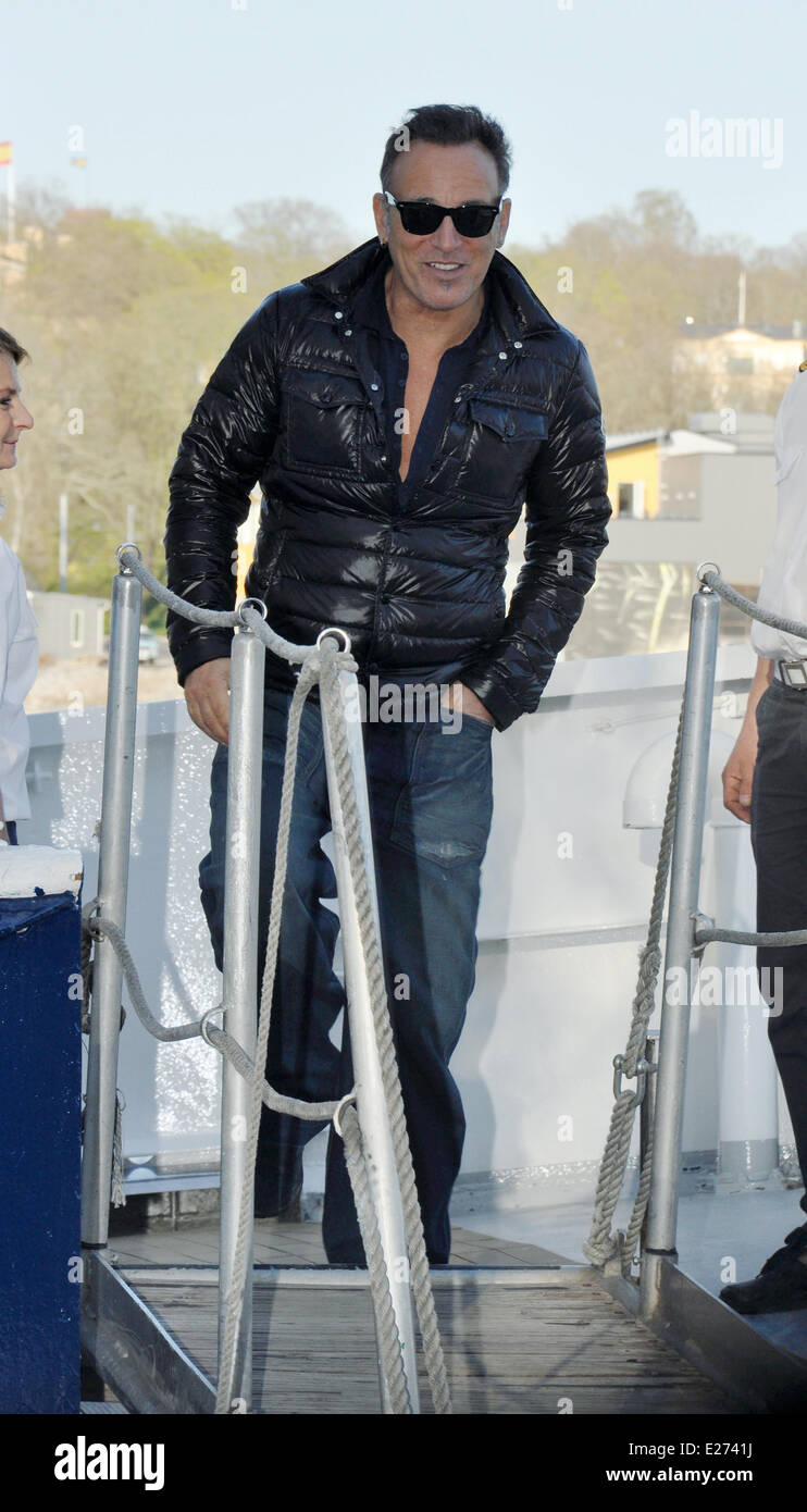 Bruce Springsteen and his crew enjoy a sightseeing tour on a boat in ...