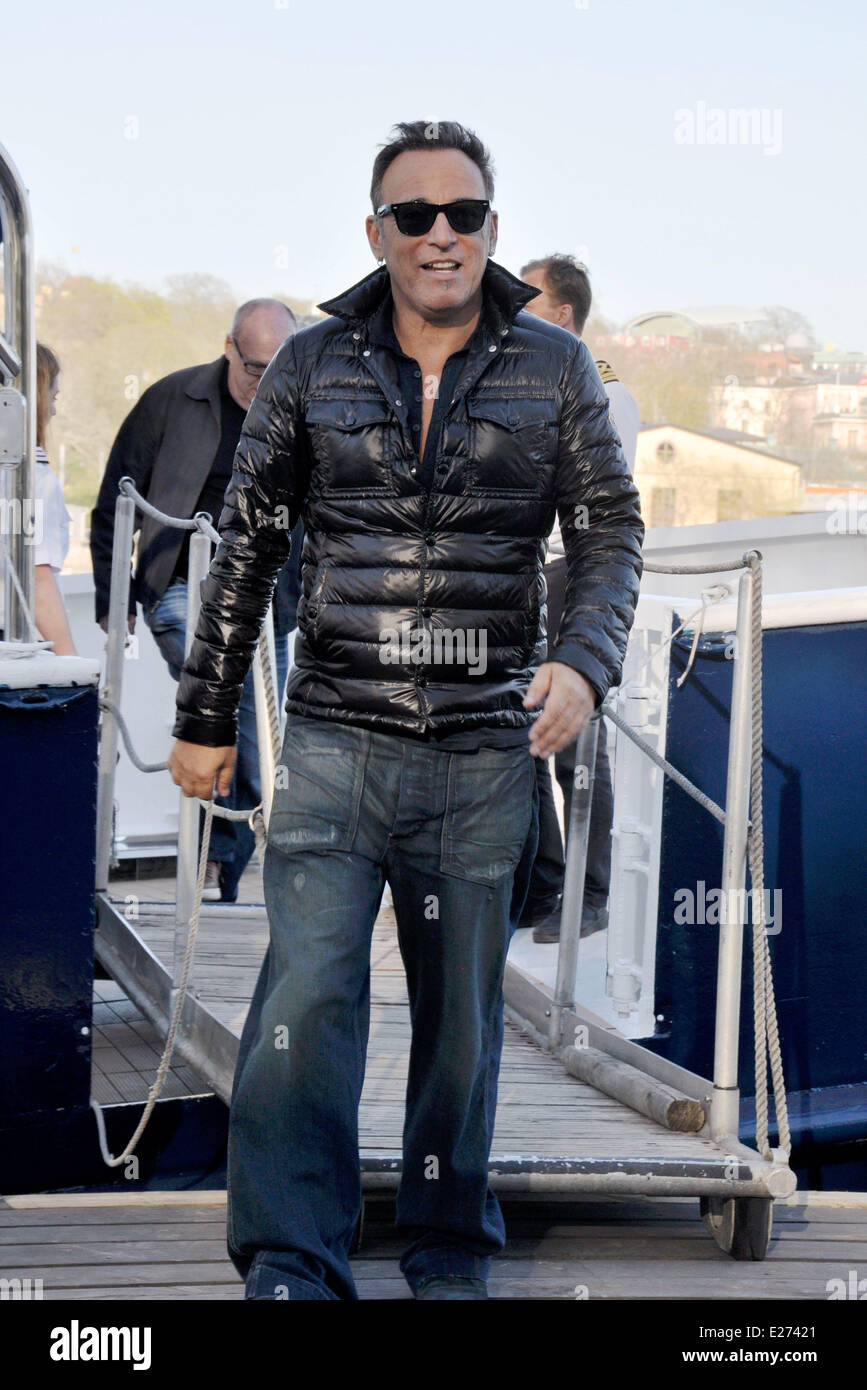 Bruce Springsteen and his crew enjoy a sightseeing tour on a boat in ...