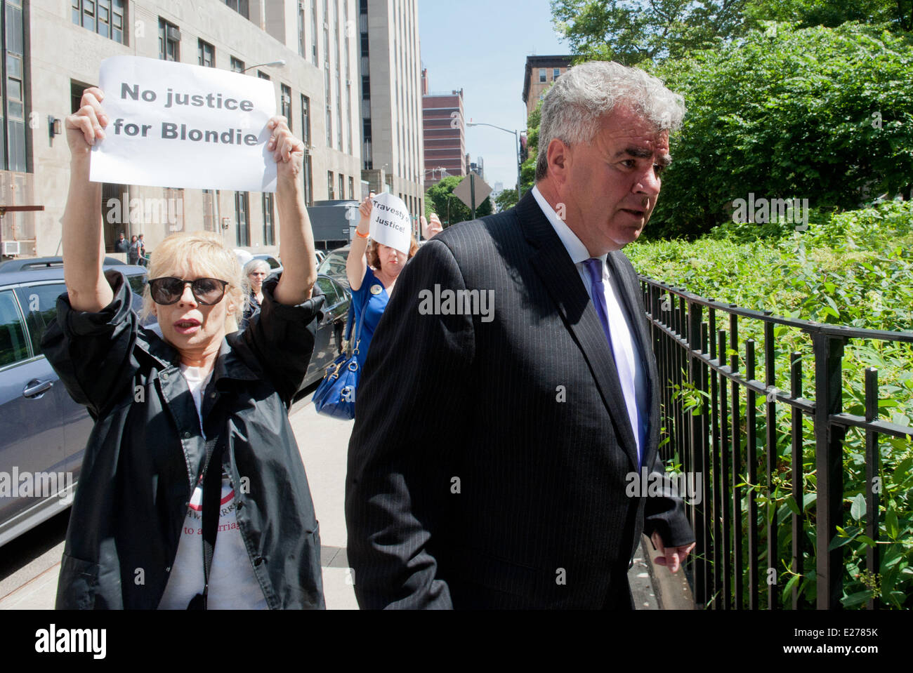 Manhattan, New York, USA. 16th June, 2014. Horse carriage driver ...