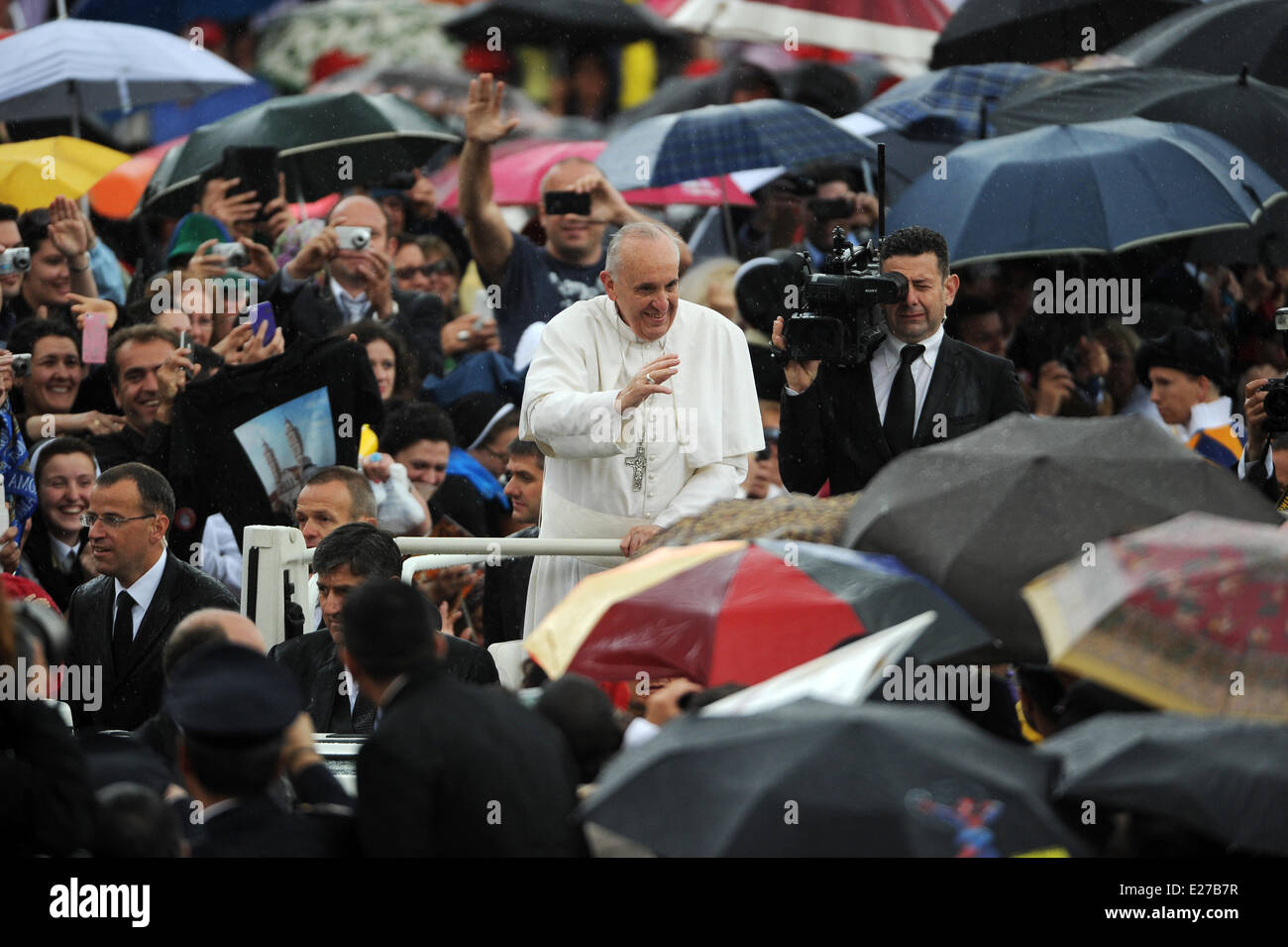 Pope Francis gets soaked as he braves rain to greet crowds during the ...