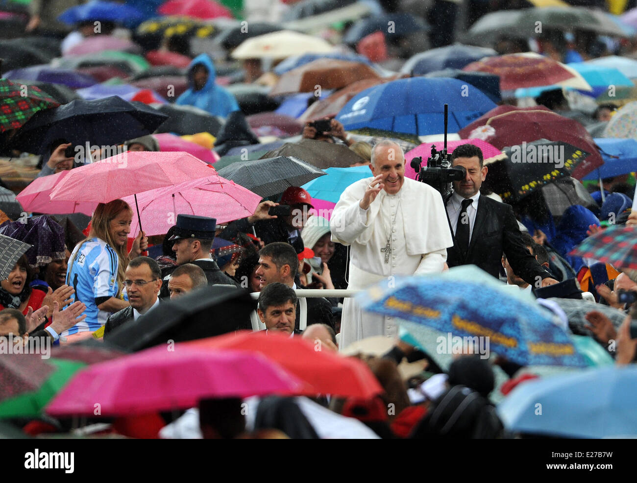 Pope Francis gets soaked as he braves rain to greet crowds during the ...