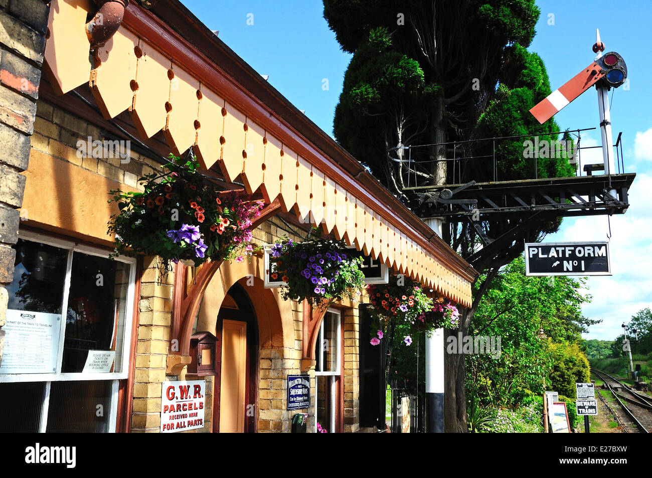 Great Western railway station building and GWR lower quadrant bracket ...