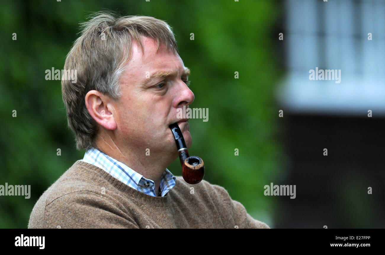 Pipe smoking uk hi-res stock photography and images - Alamy
