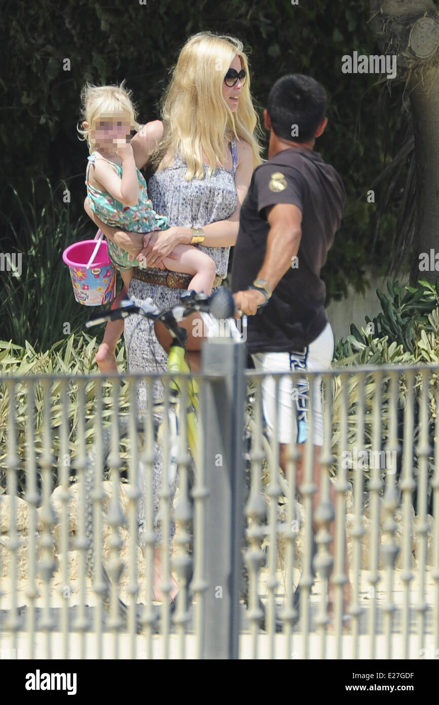 Claudia Schiffer, Matthew Vaughn and their daughter Cosima Violet ...
