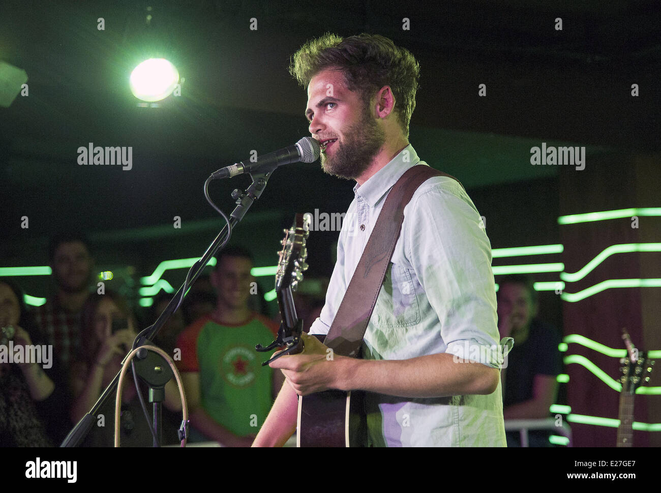 Singer Michael Mike Rosenberg aka Passenger performing live at 40 Cafe ...