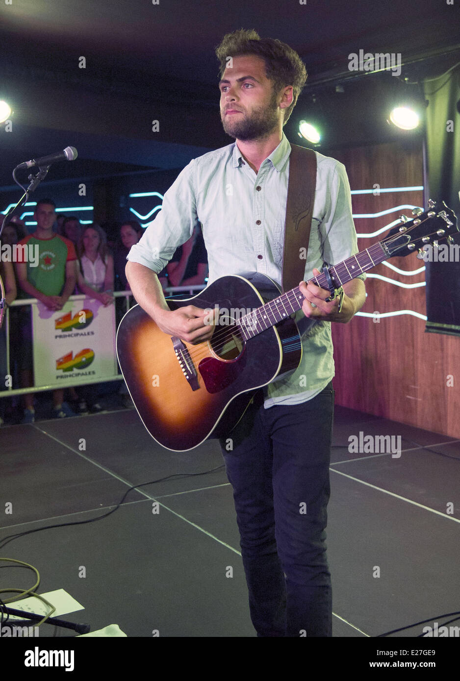 Singer Michael Mike Rosenberg aka Passenger performing live at 40 Cafe ...