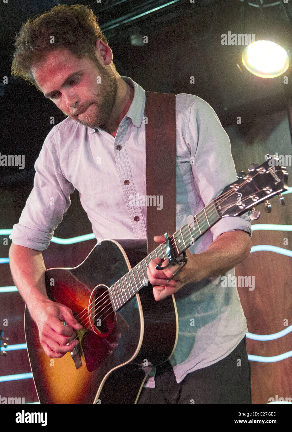 Singer Michael Mike Rosenberg aka Passenger performing live at 40 Cafe ...