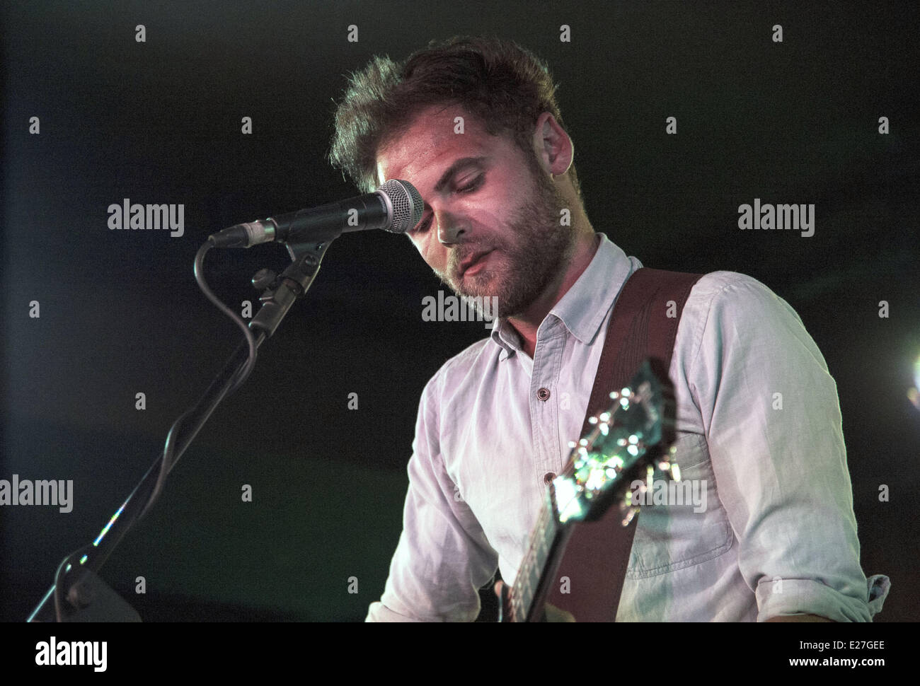 Singer Michael Mike Rosenberg aka Passenger performing live at 40 Cafe ...