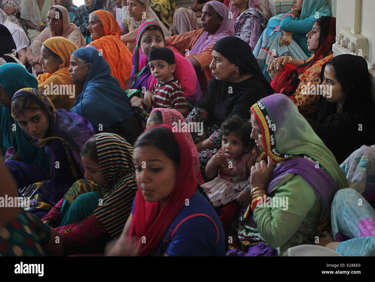 Lahore, Pakistan. 16th June, 2014. Pakistani and Indian Sikh devotees ...