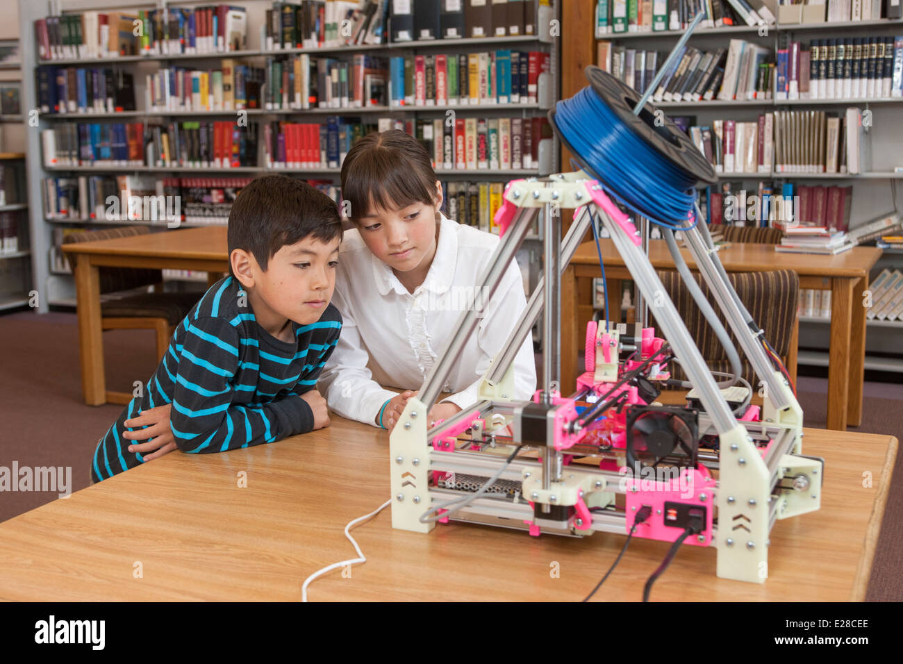 Kids learn about the 3D printer Stock Photo - Alamy