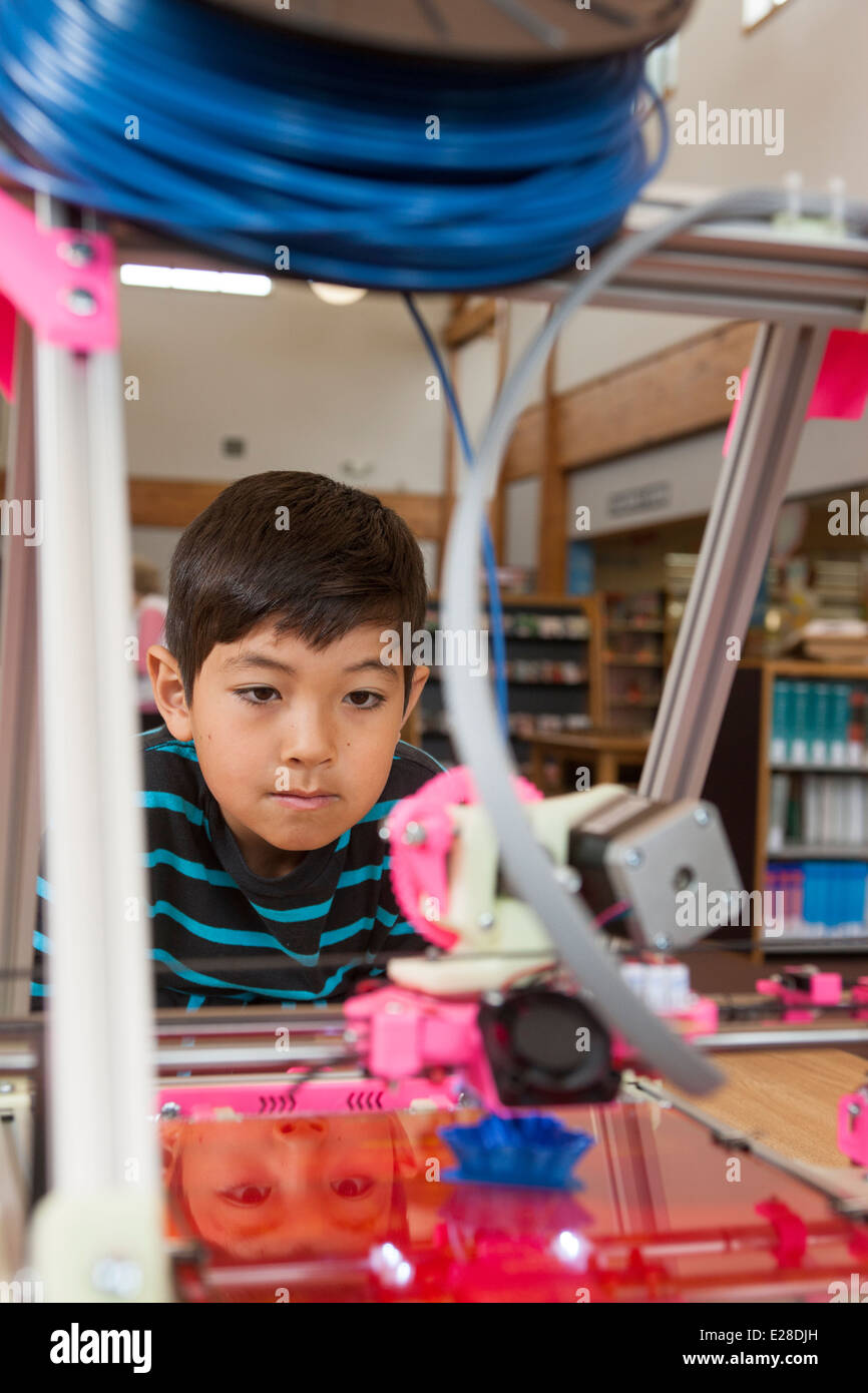 Young boy and 3D printer Stock Photo - Alamy