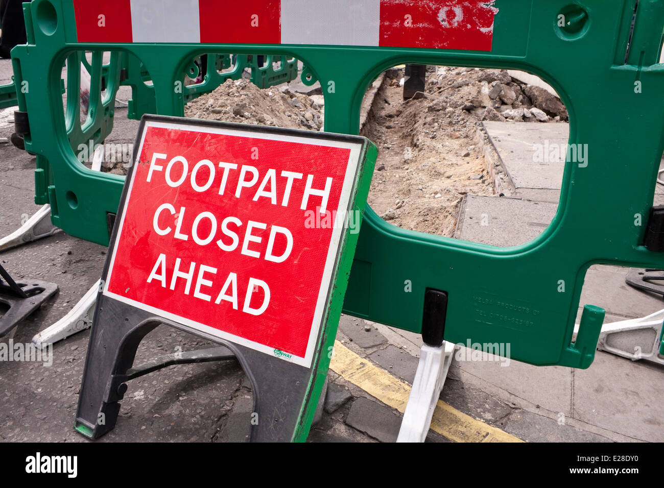 Pavement closed sign hi-res stock photography and images - Alamy