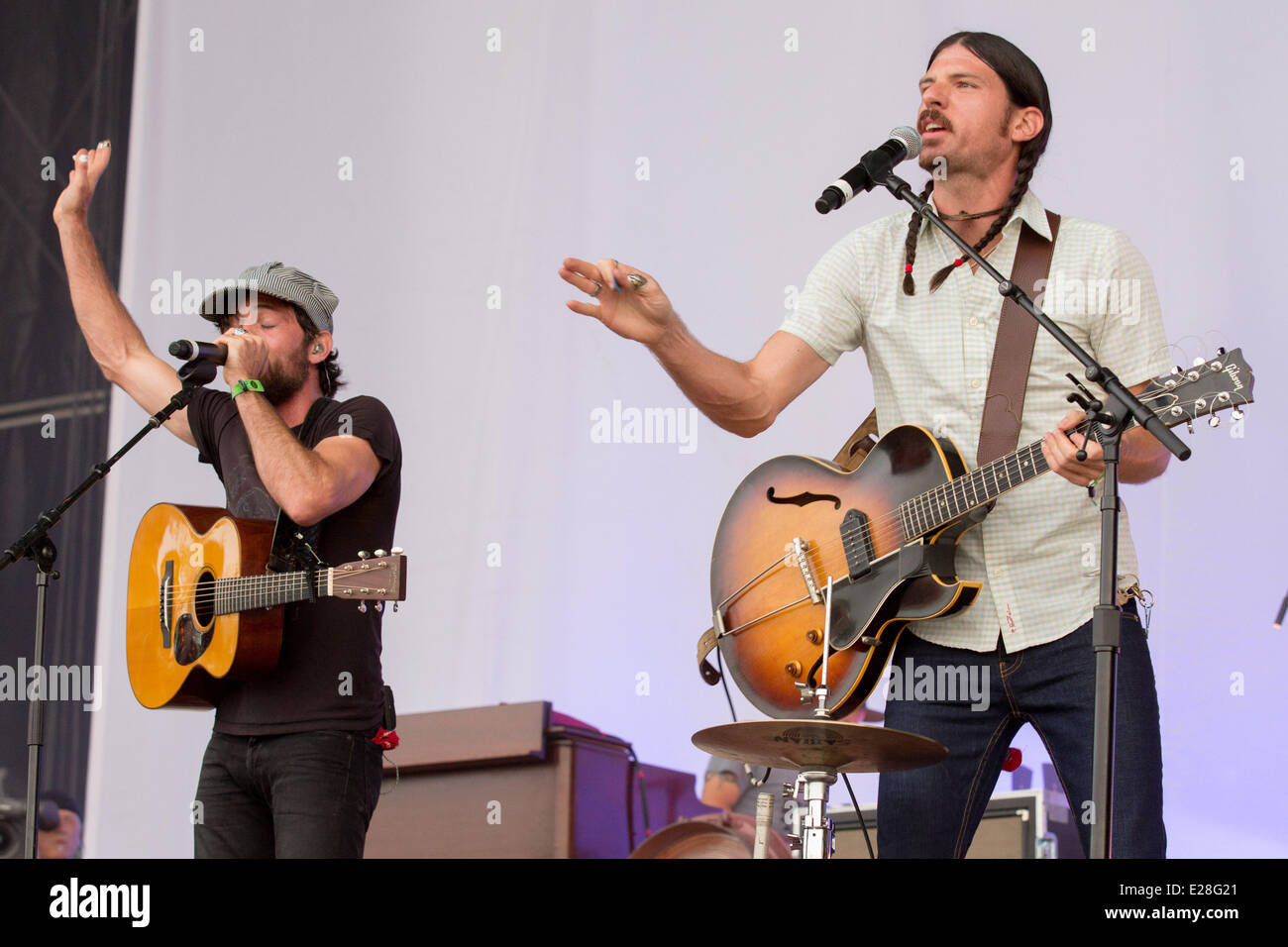 Scott avett and seth avett of the avett brothers hi-res stock ...