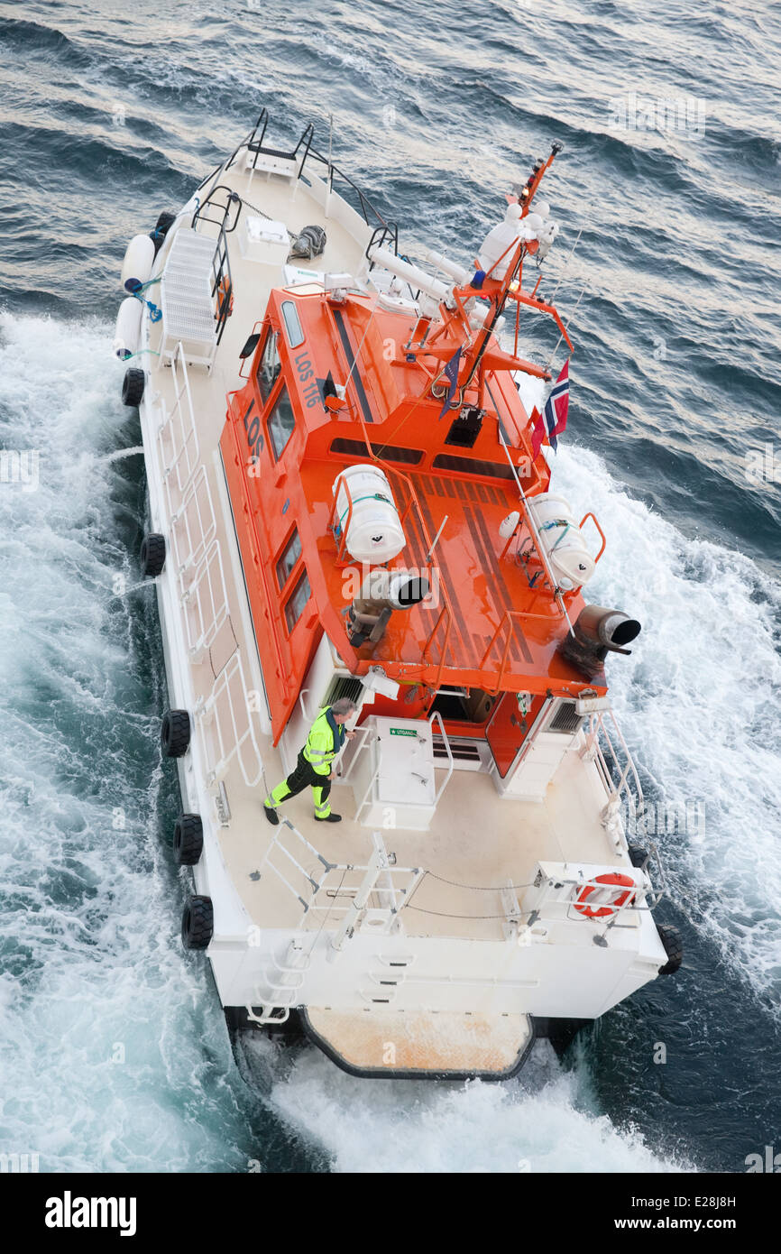 The pilot boat bringing the pilot on board the P&O cruise ship Aurora ...