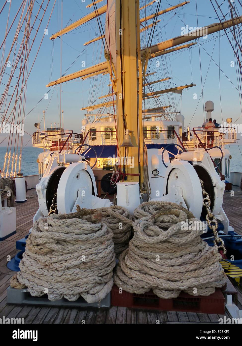 Clipper ship full sails hi-res stock photography and images - Alamy