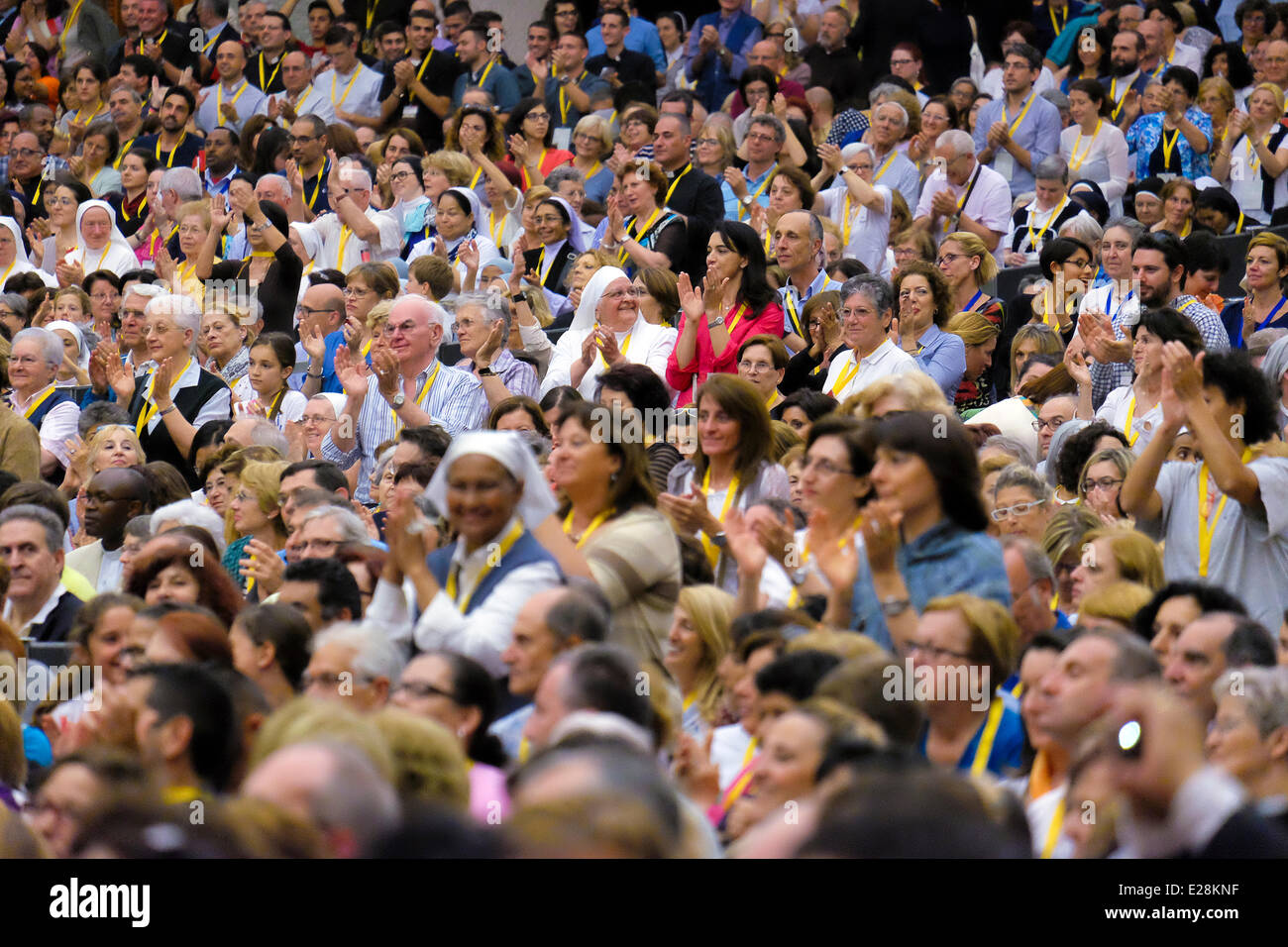 Standing ovation hi-res stock photography and images - Alamy
