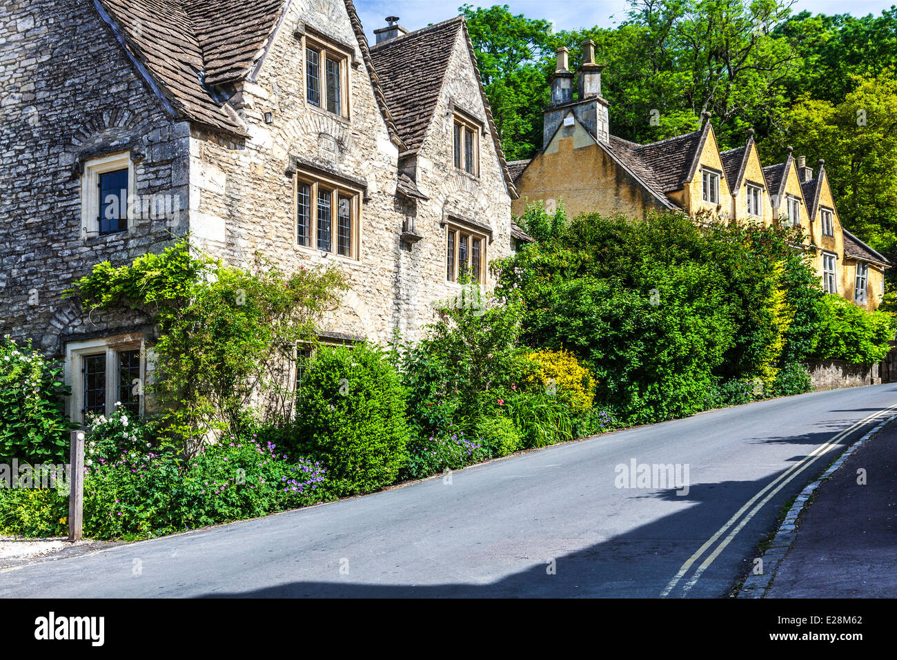 Row cotswold terraced cottages house hi-res stock photography and ...