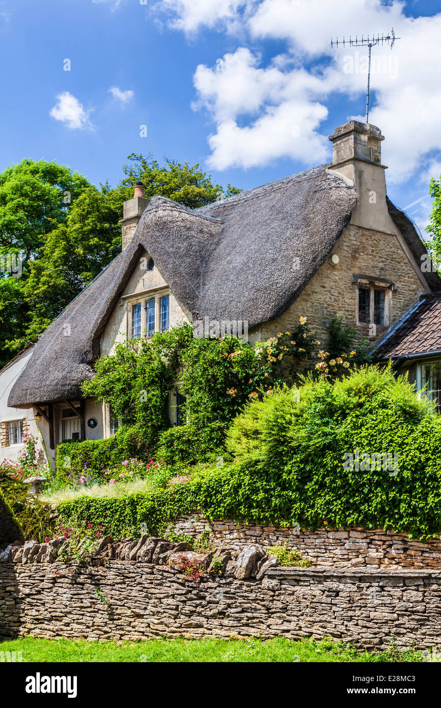 Stone and thatched cottage hi-res stock photography and images - Alamy