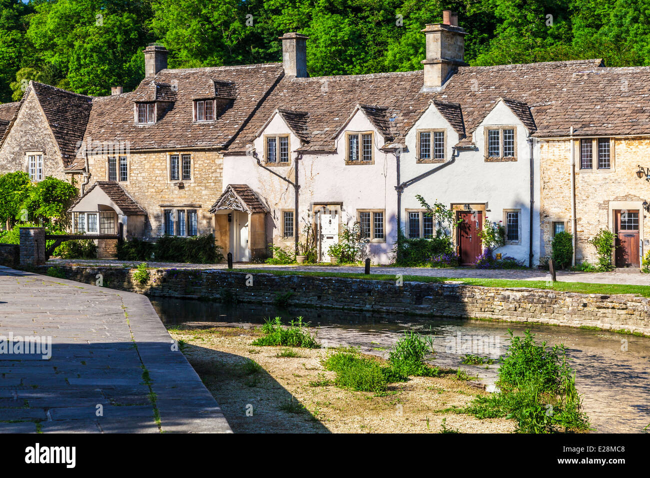 Riverside cottages hi-res stock photography and images - Alamy
