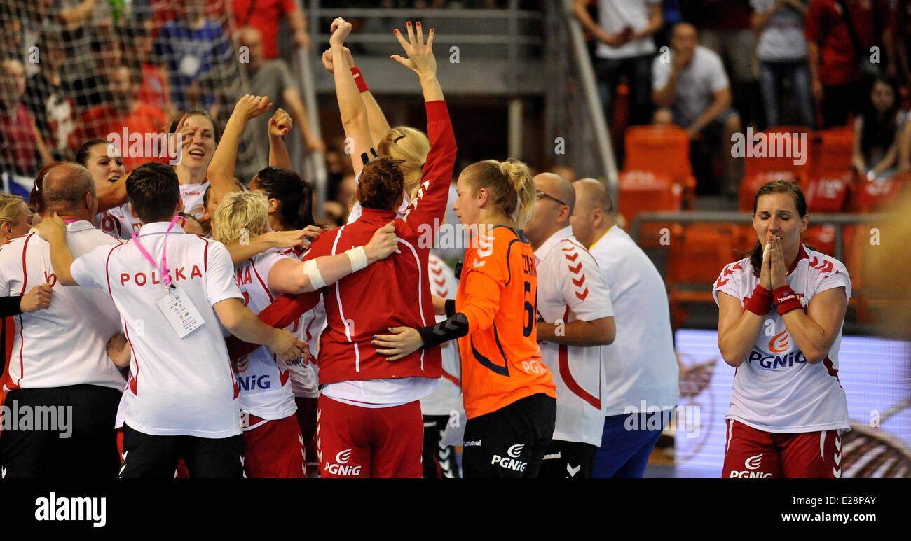 Polish players celebrate after winning women World Cup handball ...