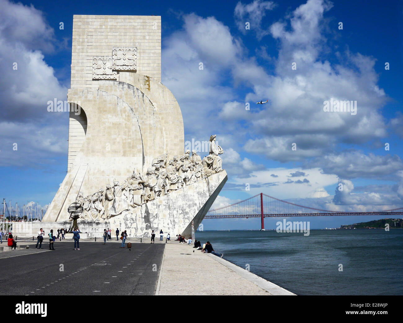 lisbon portugal monument to the discoveries Stock Photo - Alamy