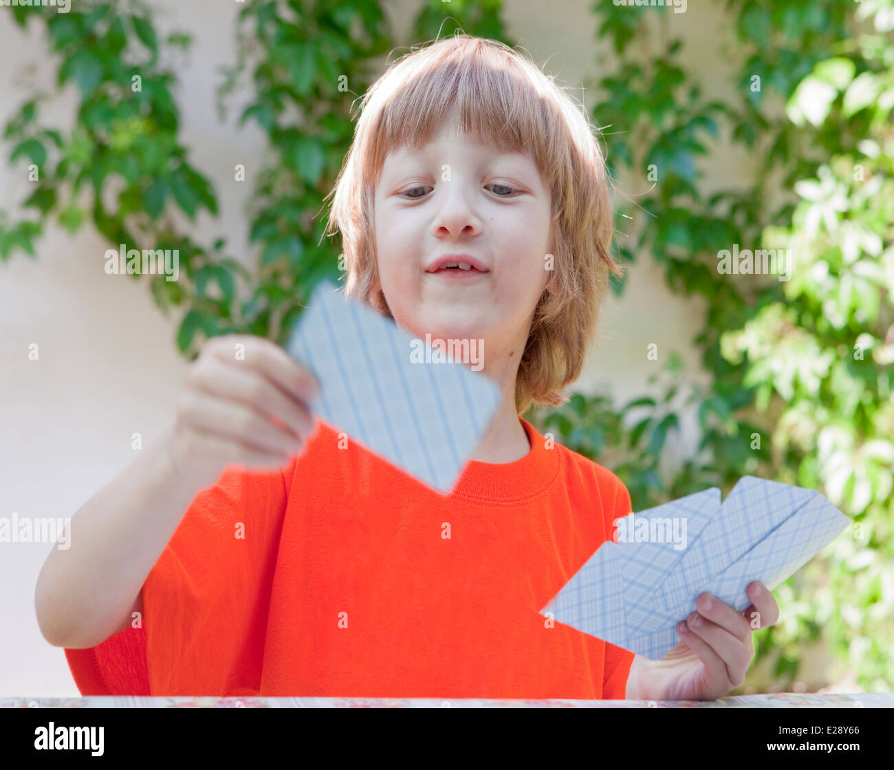 Person holding playing cards hi-res stock photography and images - Alamy