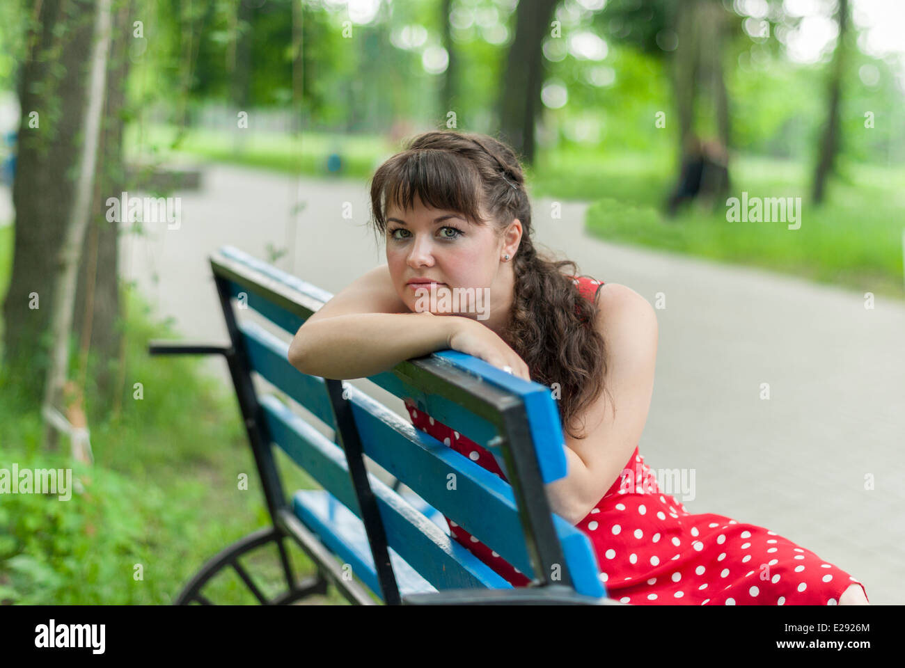 Portrait of a beautiful girl on a park bench Stock Photo - Alamy