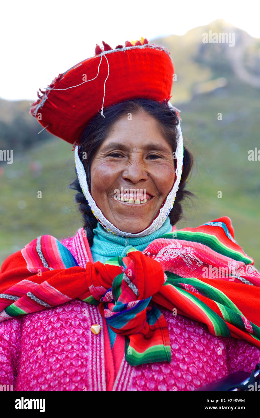 Quechua woman hi-res stock photography and images - Alamy