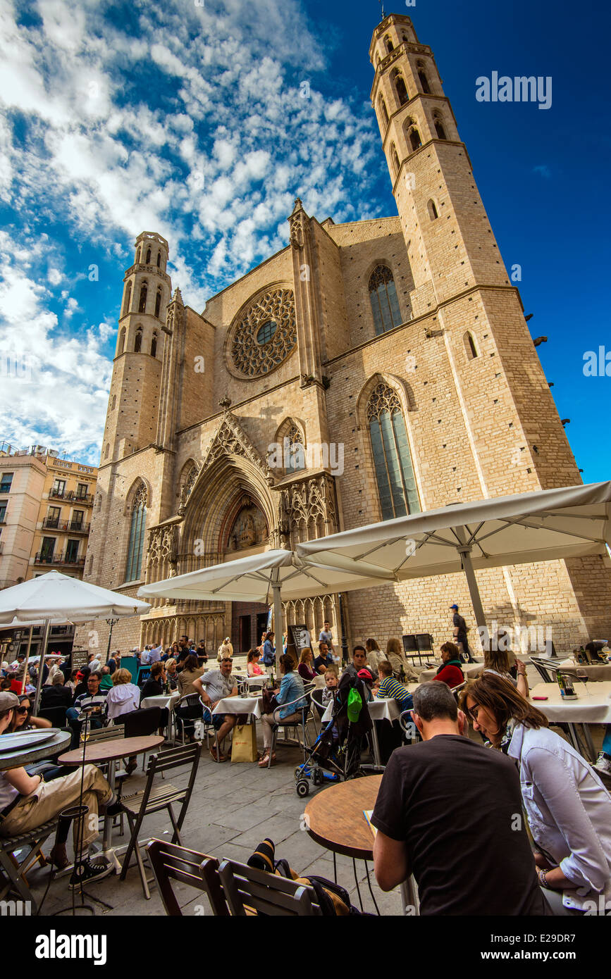 Outdoor cafe with Santa Maria del Mar church behind, Born district ...