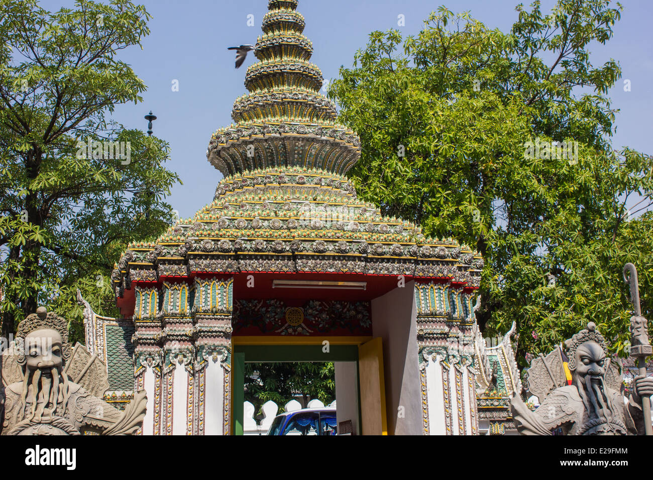 Bangkok monks statues hi-res stock photography and images - Alamy