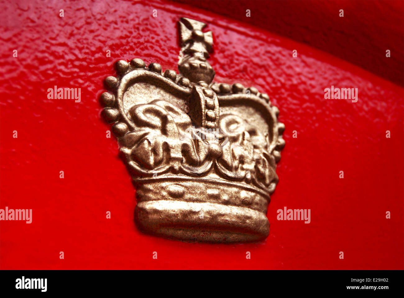 Gold crown crest on a red English postbox Stock Photo - Alamy