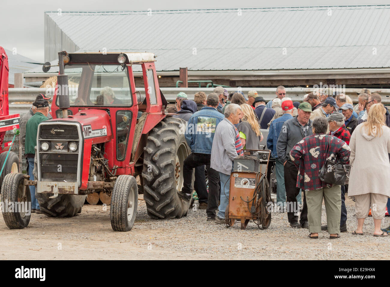 Farm auctions hi-res stock photography and images - Alamy