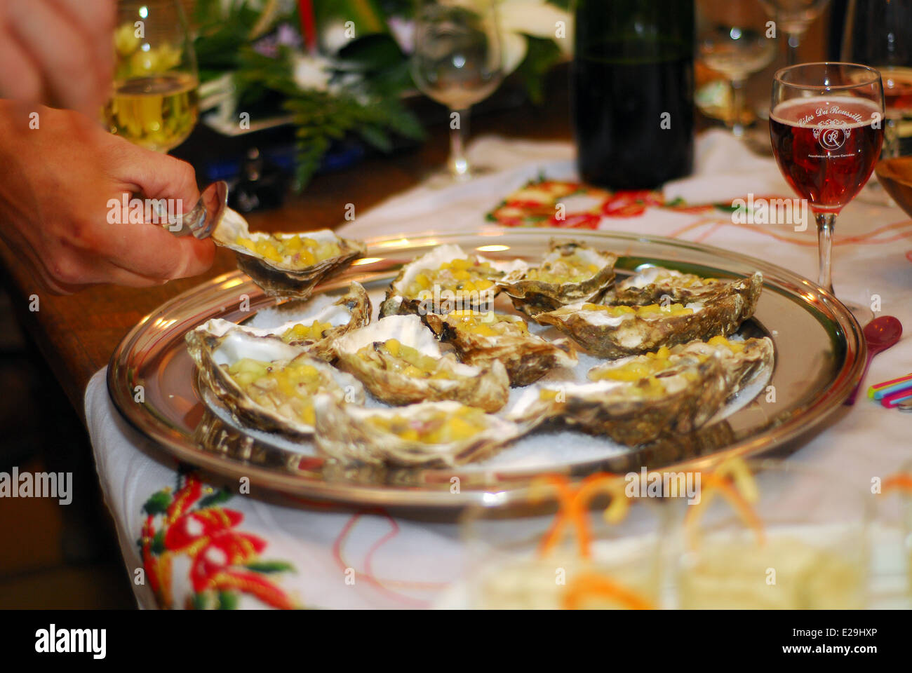 People eating oysters at a party Stock Photo - Alamy