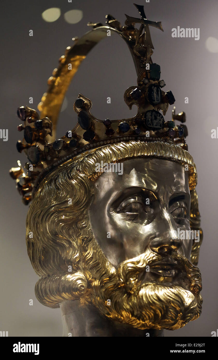 Charlemagne bust hi-res stock photography and images - Alamy