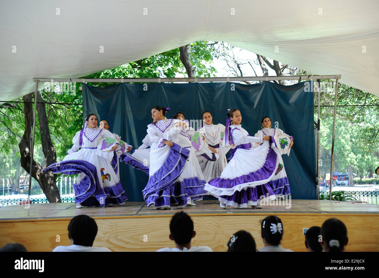 Danza folklorico hi-res stock photography and images - Alamy
