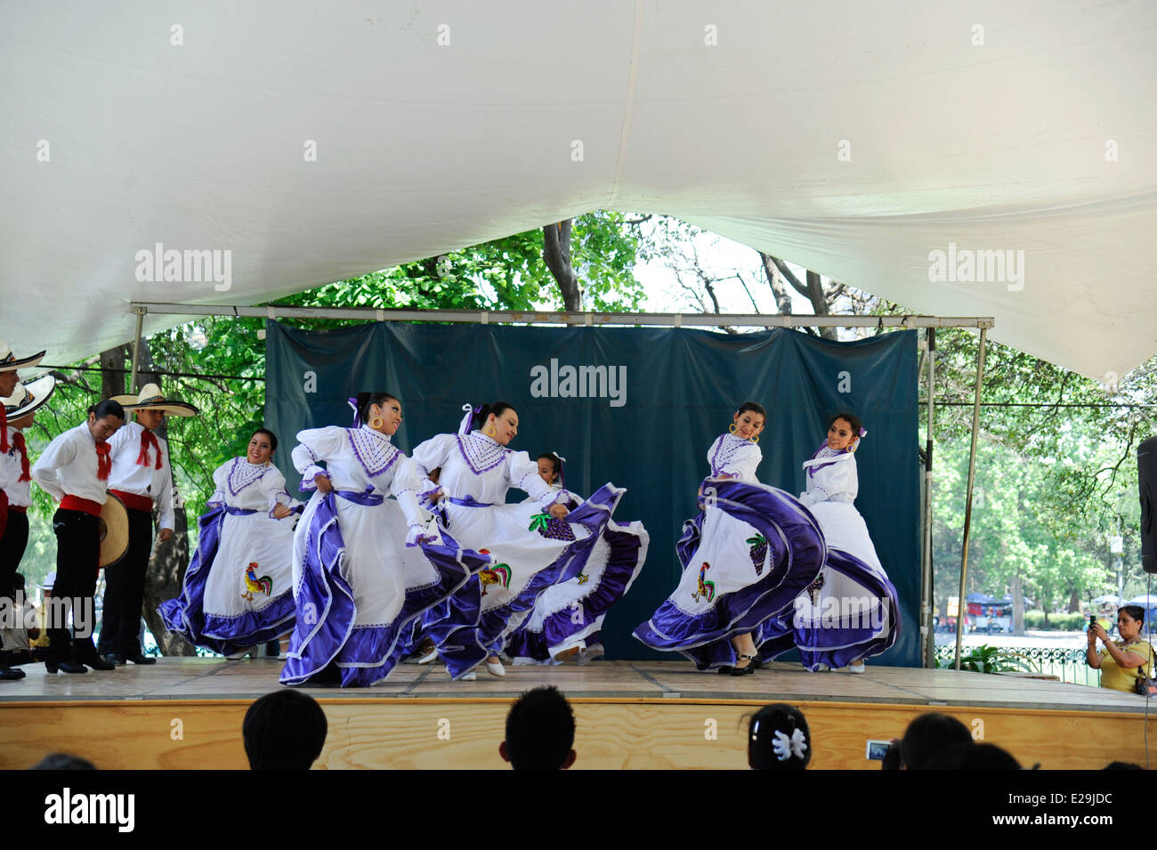 Danza folklorico hi-res stock photography and images - Alamy