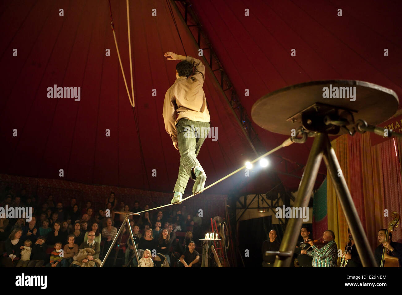 Circus tightrope hi-res stock photography and images - Alamy